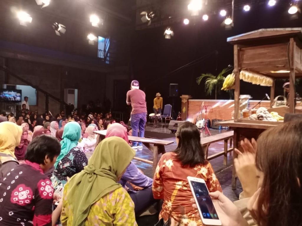 SELURUH MAHASISWA D3 PARIWISATA IKUT MERAMAIKAN OBROLAN ANGKRING DI ...